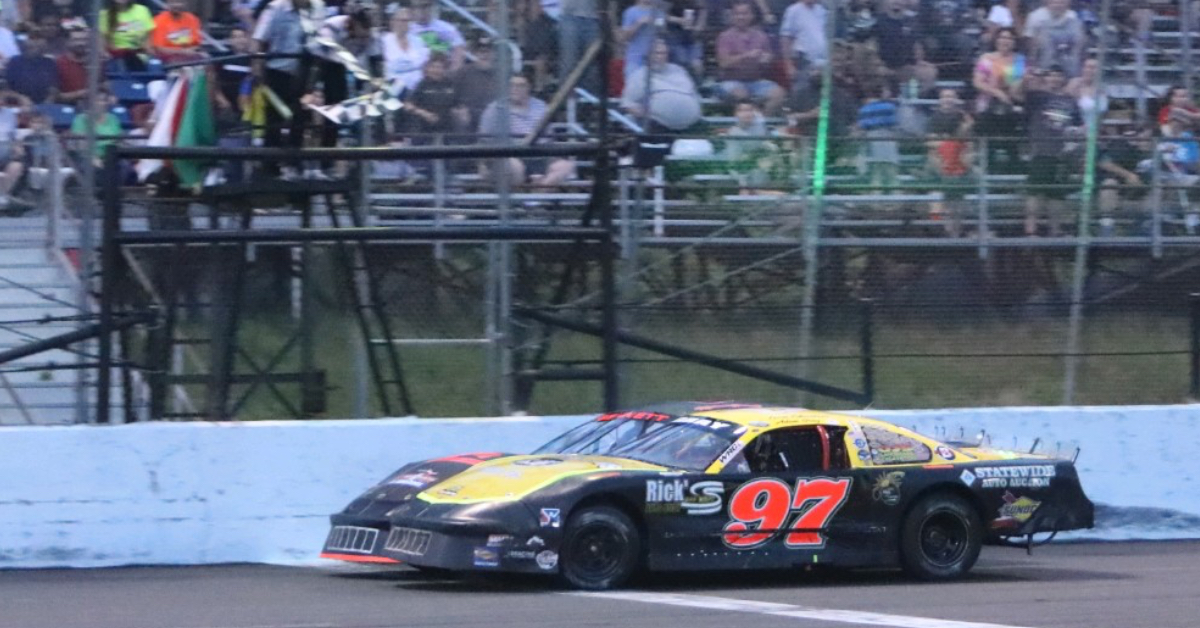 Closing Kick: Adam Gray Rallies On Last Late To Top Michael Bennett In ...
